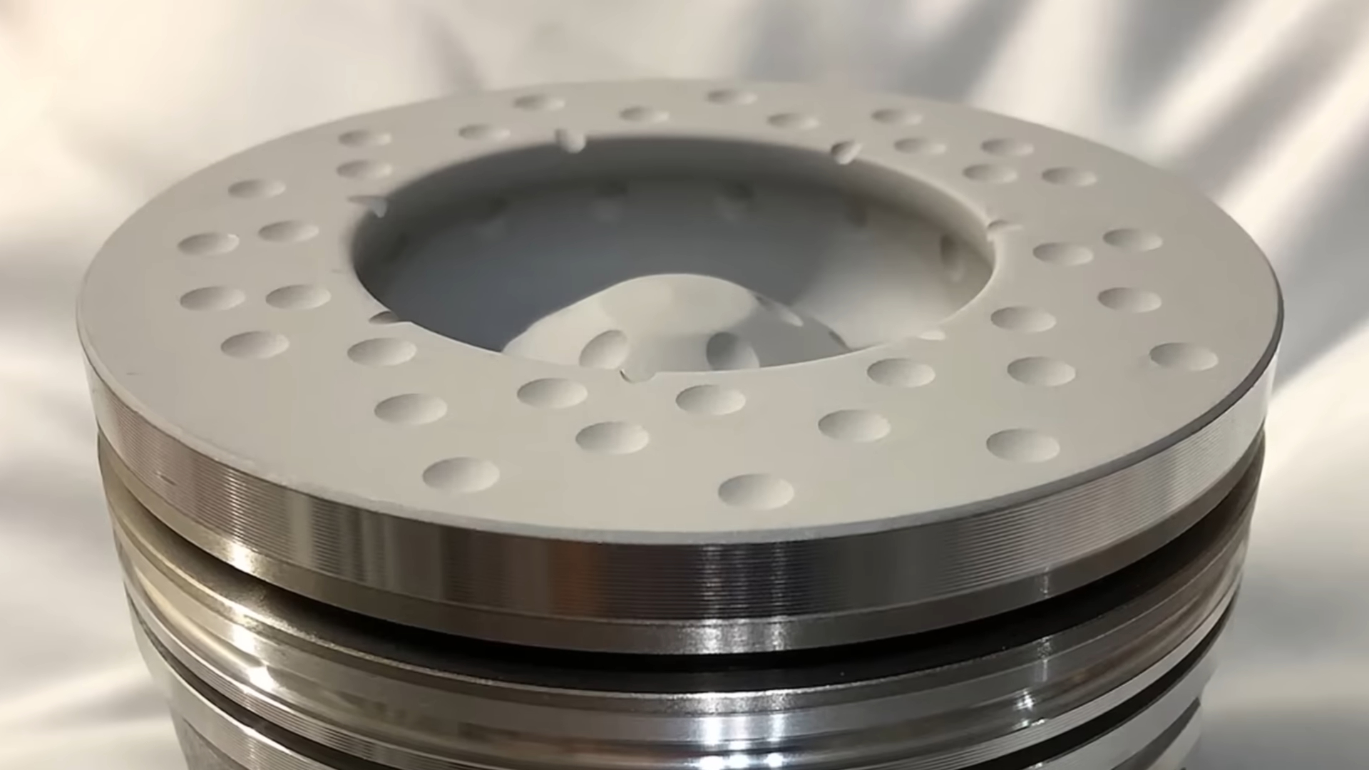 Dimple Piston di Muka bisa Meningkatkan Efisiensi? - Jejak Ban